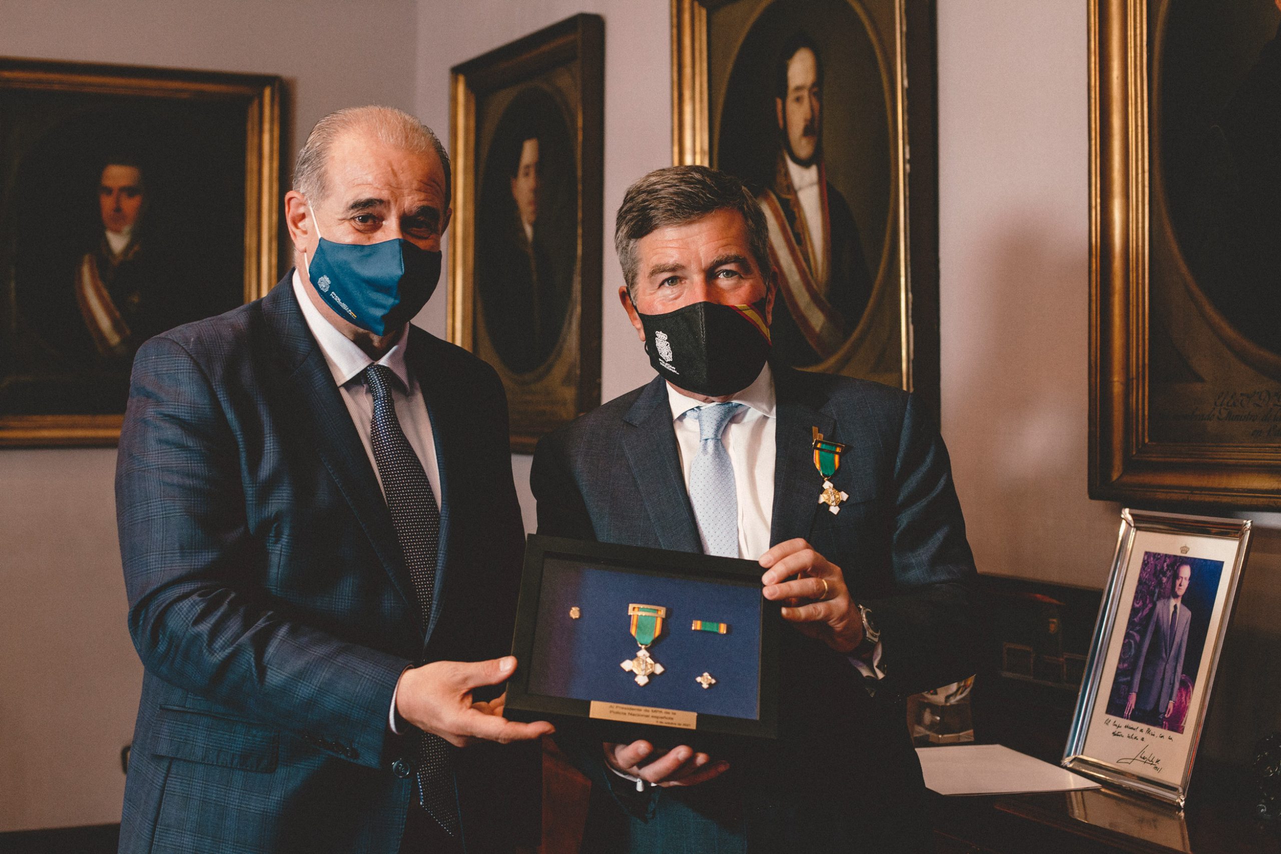 La Motion Picture Association recibe la Cruz al mérito policial con ...